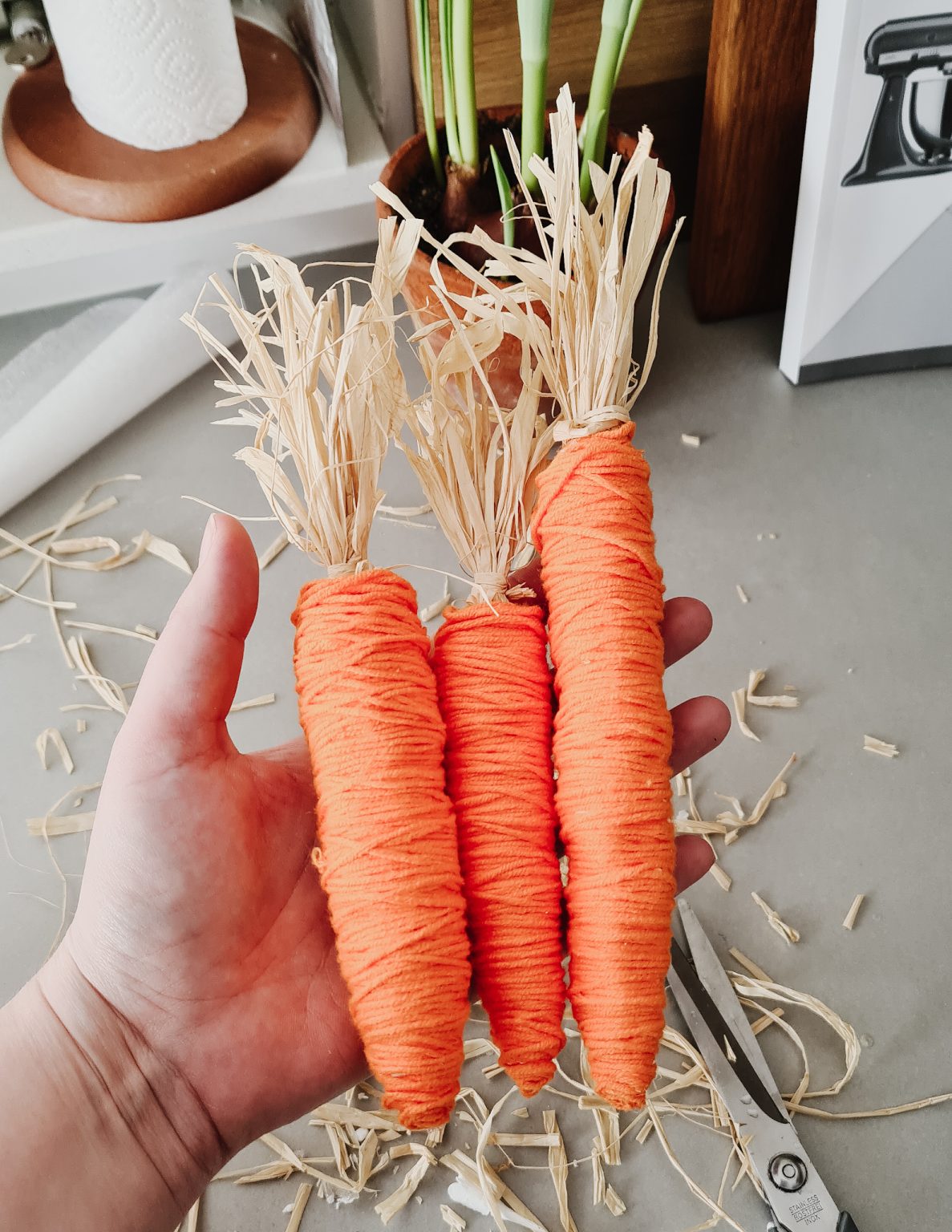Paasdecoratie maken: wortels van wol - So Celebrate!