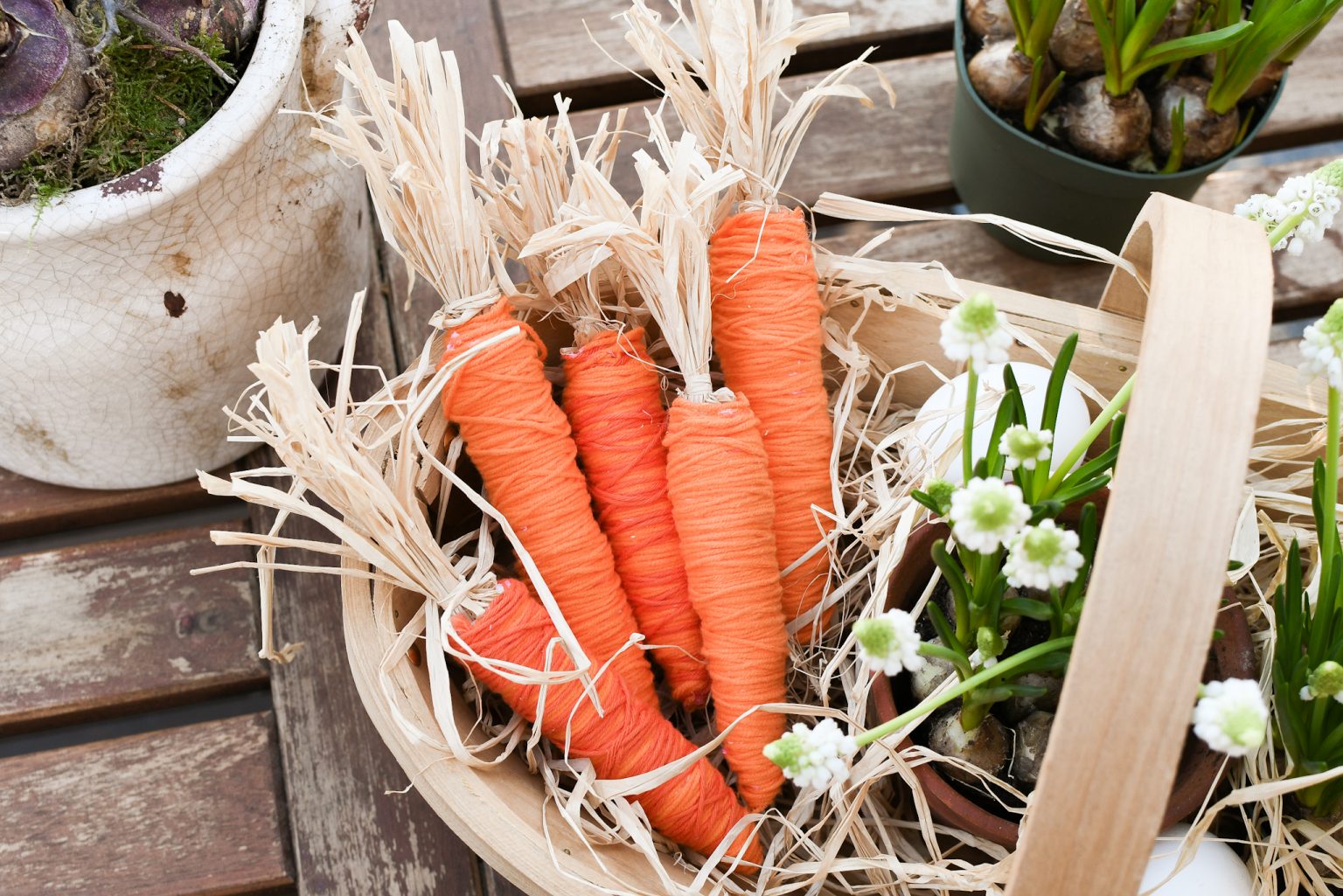 Paasdecoratie maken: wortels van wol - So Celebrate!